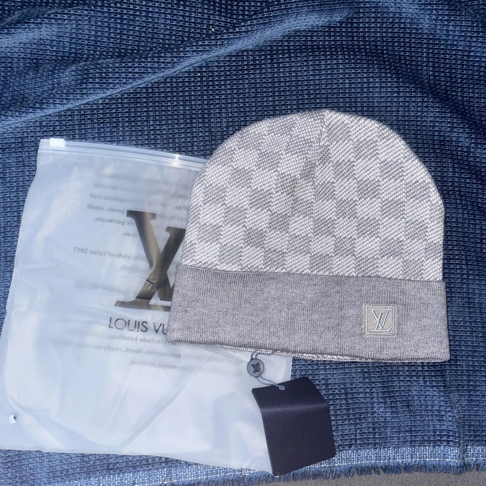 Grå Louis Vuitton mössa - Louis Vuitton | Plick Second Hand