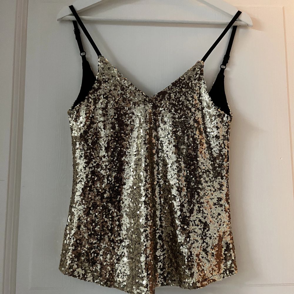 Guld Fest topp med öppen rygg | Plick Second Hand