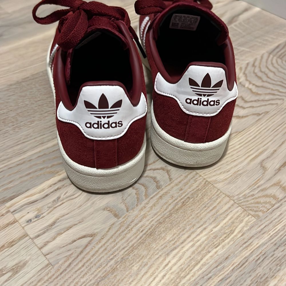 Vinröd Nya adidasskor - Adidas | Plick Second Hand
