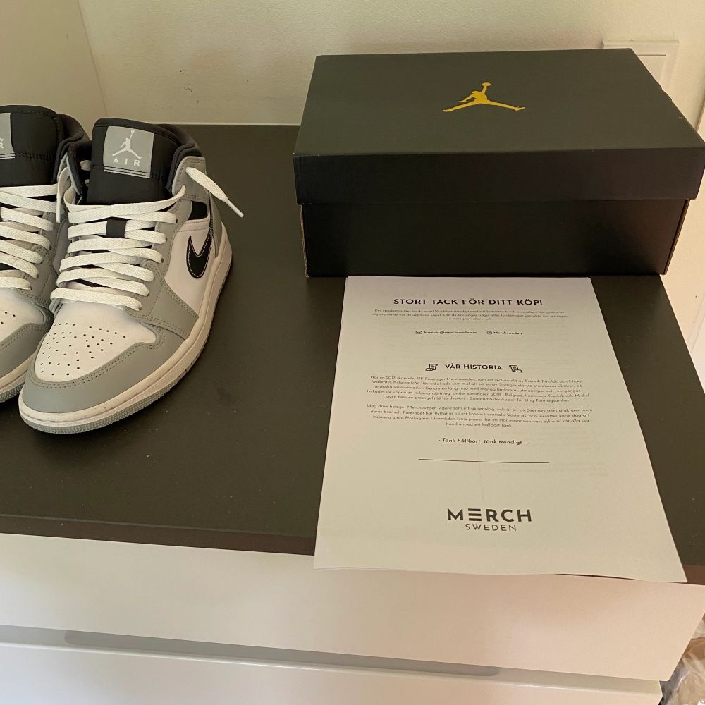 Grå Jordan 1 mid - Jordans | Plick Second Hand