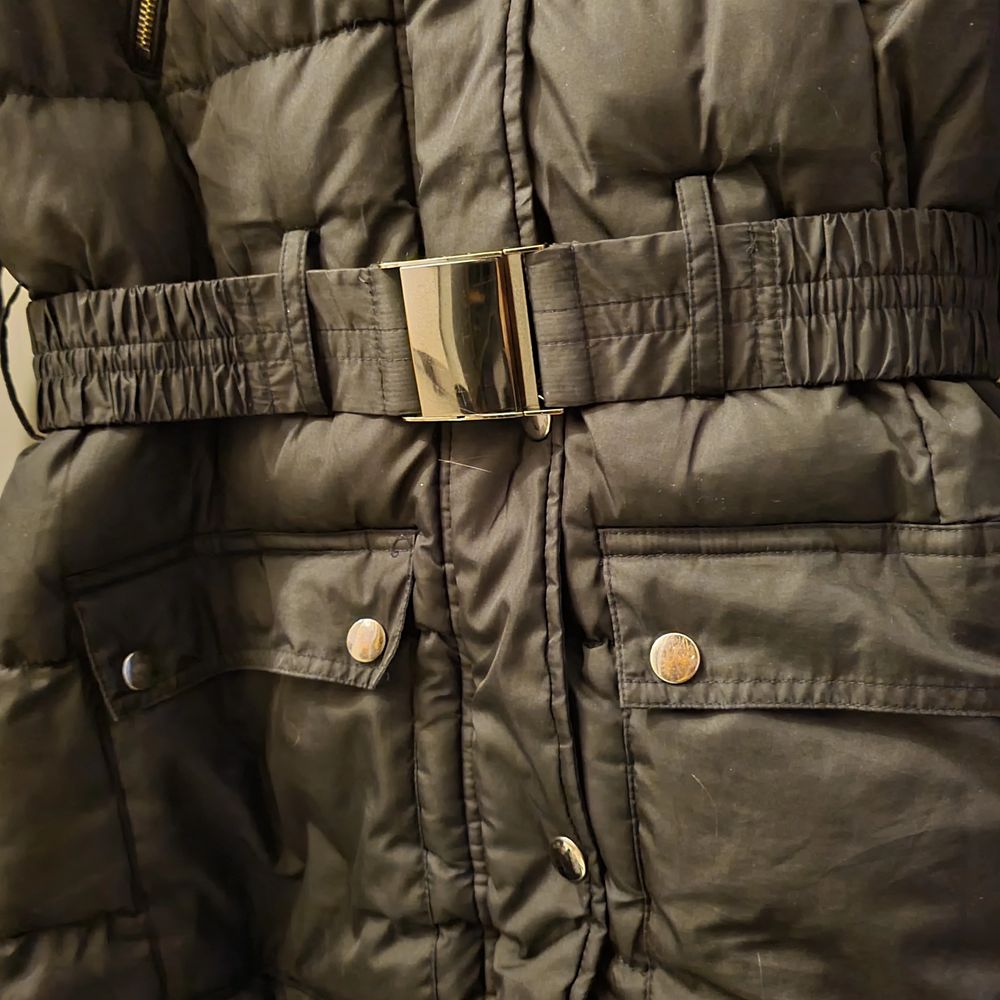 Svart vinterjacka med midjebälte strl S | Plick Second Hand