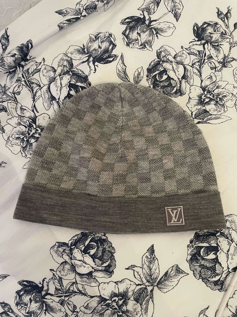 Grå Lv mössa - Louis Vuitton | Plick Second Hand