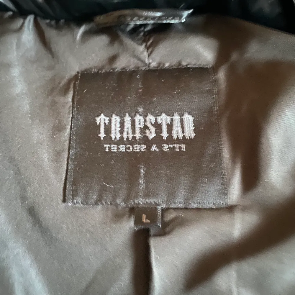 Svart Trapstar Irongate Shiny Black