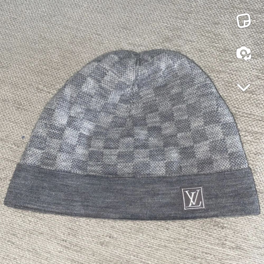 Grå Lv mössa - Louis Vuitton | Plick Second Hand