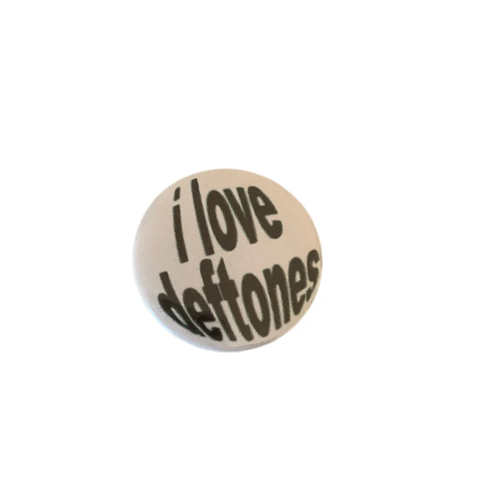 Vit I Love Deftones Pin | Accessoarer