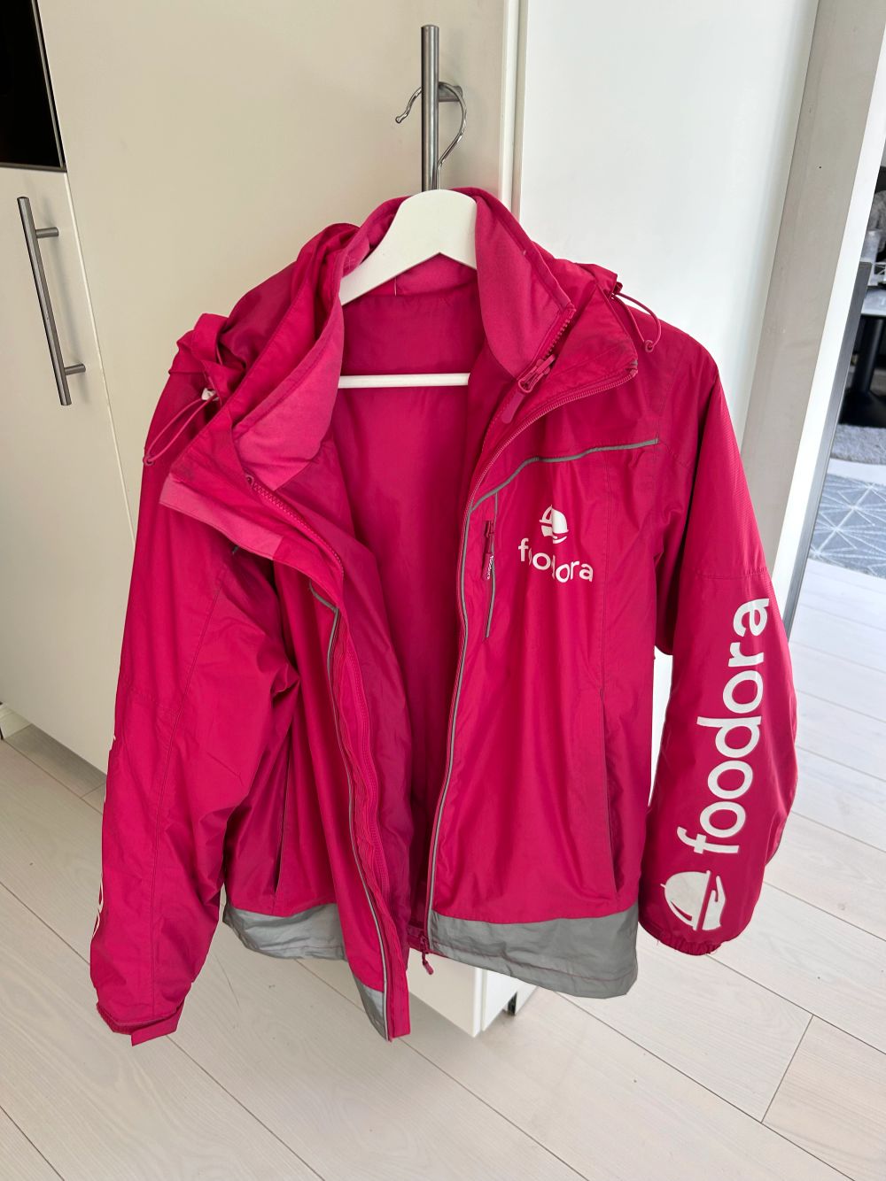 Rosa Foodora jacka - Foodora | Plick Second Hand