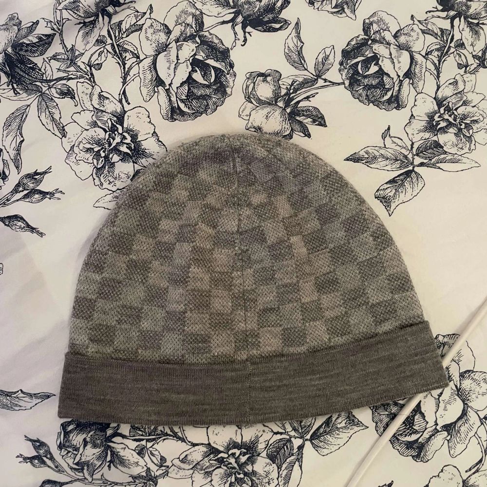 Grå Lv mössa - Louis Vuitton | Plick Second Hand