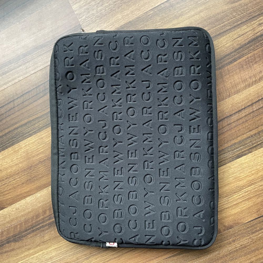 Svart Datorfodral - Marc Jacobs | Plick Second Hand