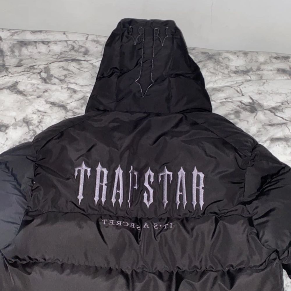 Svart Trapstar jacka - Armani | Plick Second Hand