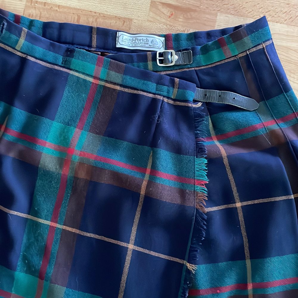 Marinblå Skotskrutig kjol - Kjolar | Plick Second Hand