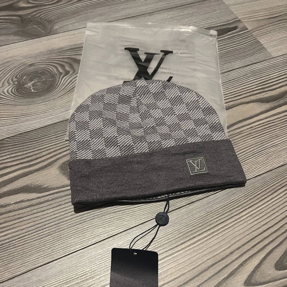 Svart Lv mössa - Louis Vuitton | Plick Second Hand