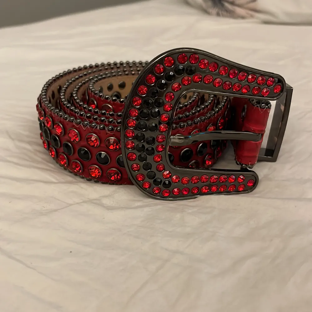 Röd Bb Belt Rhinestone | Accessoarer