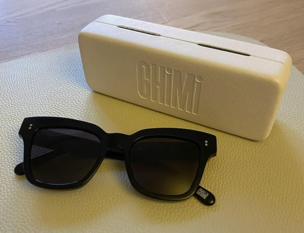 Svart Chimi Solglasögon, Berry 005