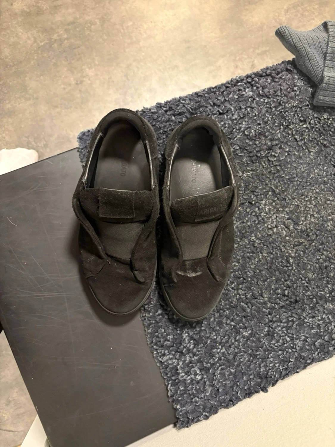 Svarta Sneakers Från Axel Arigato Mocka