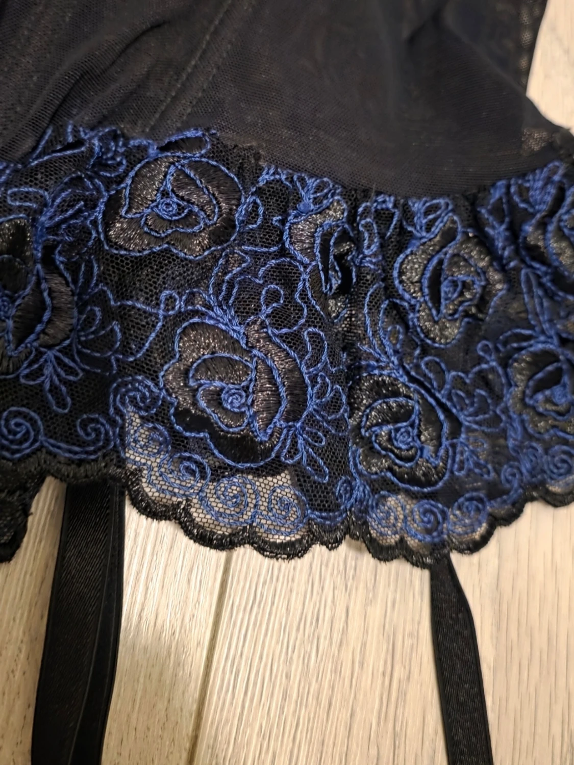 Svart Torsolett Med Blå Broderi