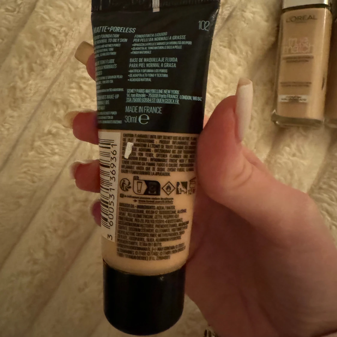 Beige Maybelline Fit Me Matte Foundation 102
