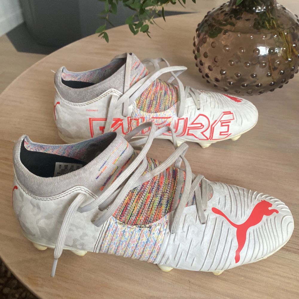 MultifärgadePuma fotbollsko future | Plick Second Hand