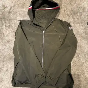 Oliv Moncler Vindjacka | Jackor