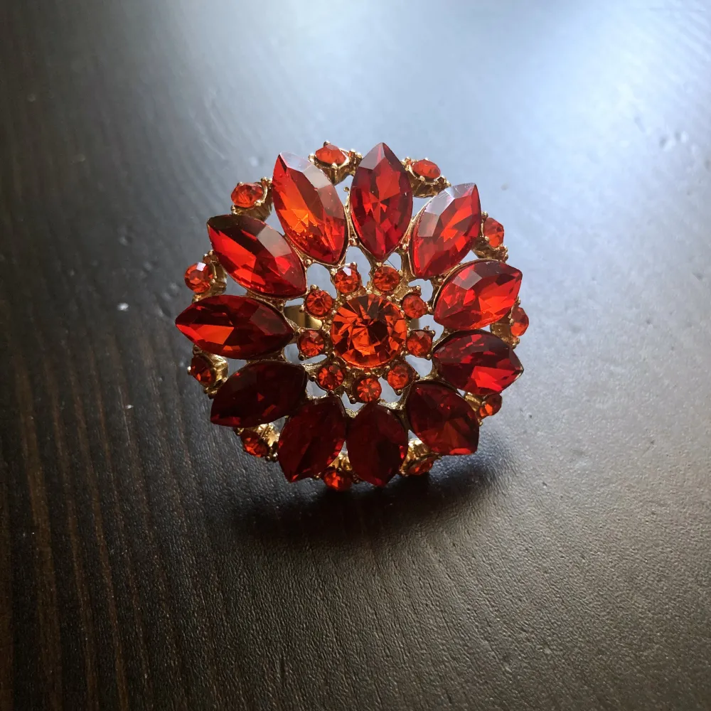 Stor Guldfärgad Ring Med Röd Strass, Blomma, Bohemisk, Boho, Guld ...