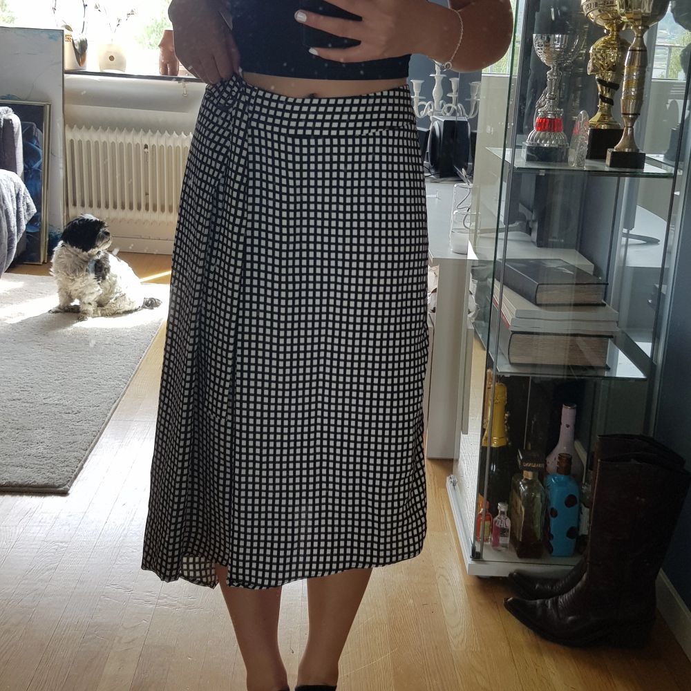 Svart Rutig kjol från MANGO strl. 36 | Plick Second Hand