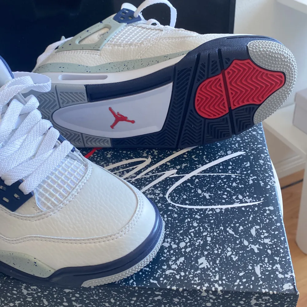 Vita Jordan 4s Midnight Navy | Skor