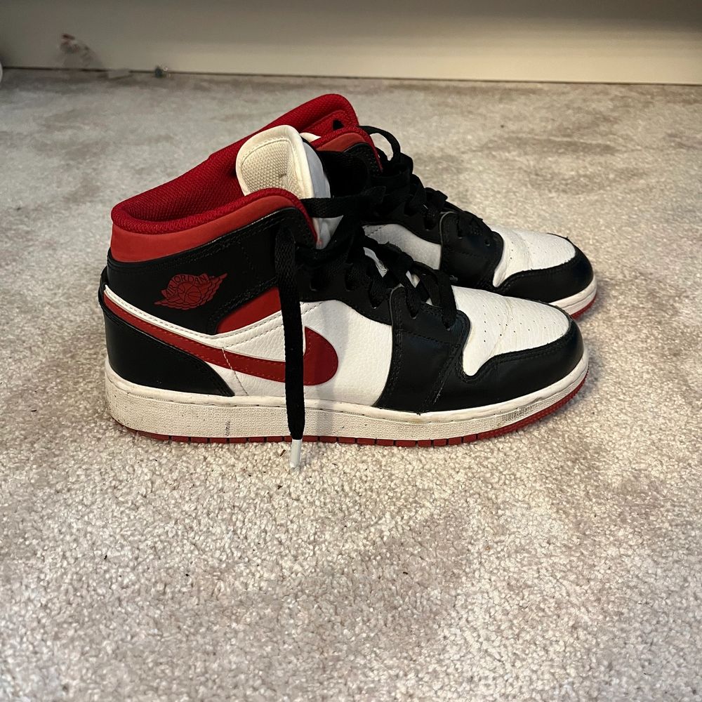 Röd Jordan 1 mid red - Jordans | Plick Second Hand