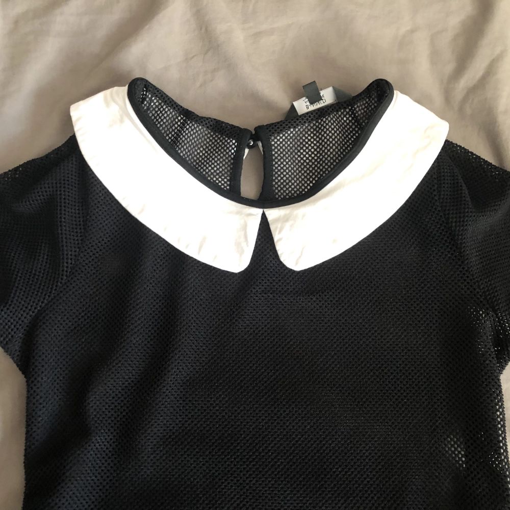 Svart mesh klänning med vit krage ! | Plick Second Hand