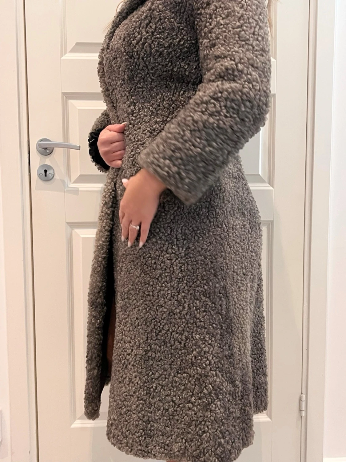 Grå äkta Lammpäls Från Viking Lamb, Mössa Samt Midjeskärp Medföljer.