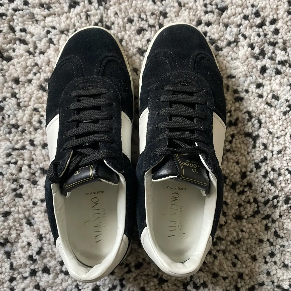 Svarta Valentino Garavani Flycrew