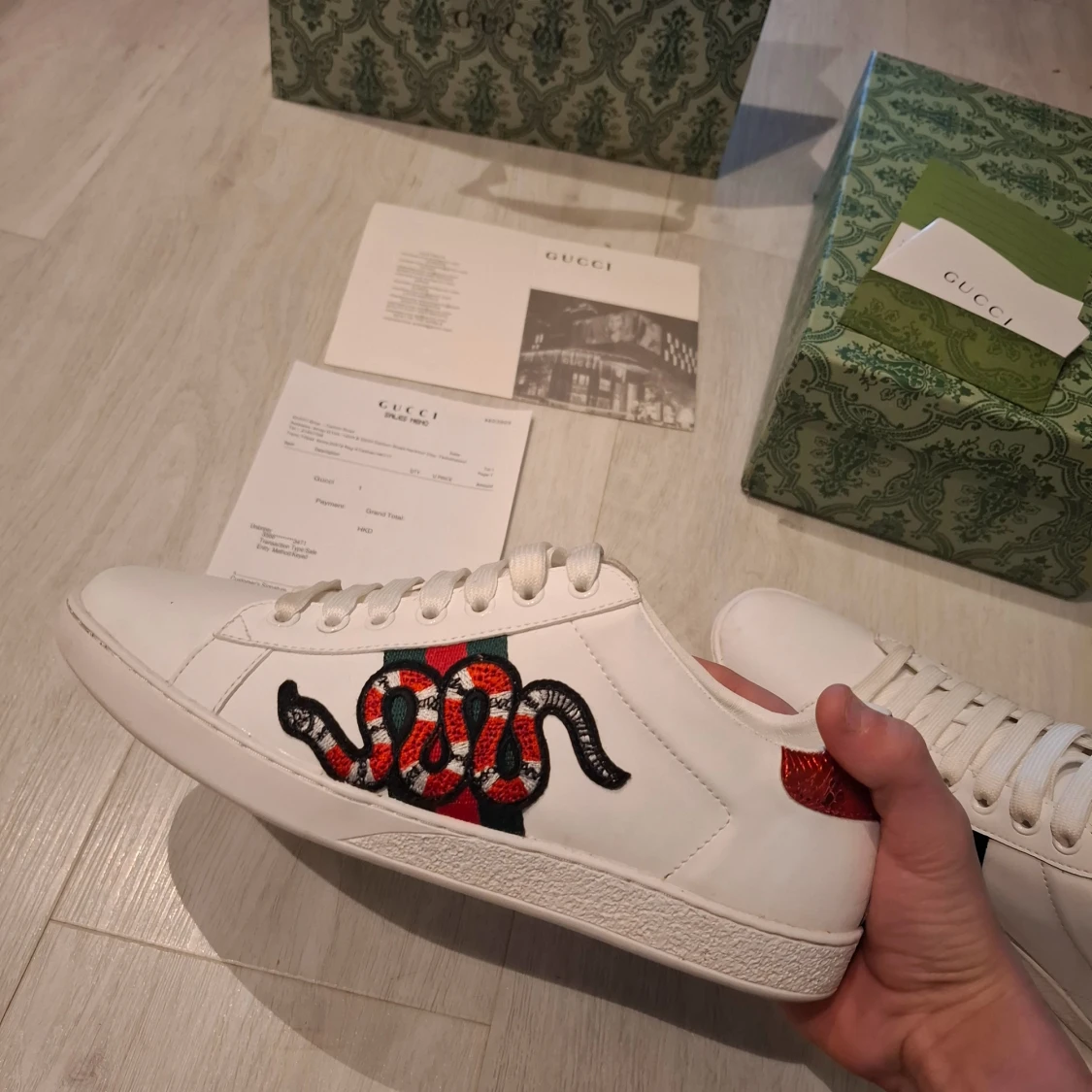 Vita Gucci Ace Sneakers Med Orm