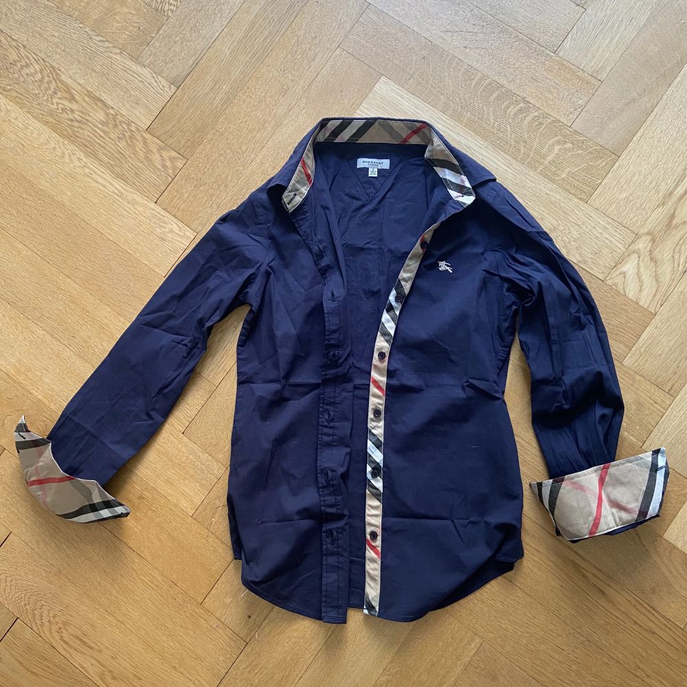 Marinblå Burberry skjorta - Burberry | Plick Second Hand