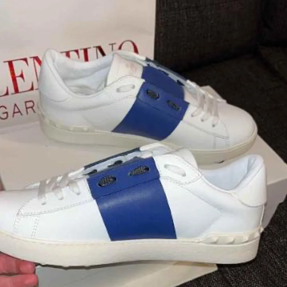 Blå 1:1 Valentinos, Storlek 43.