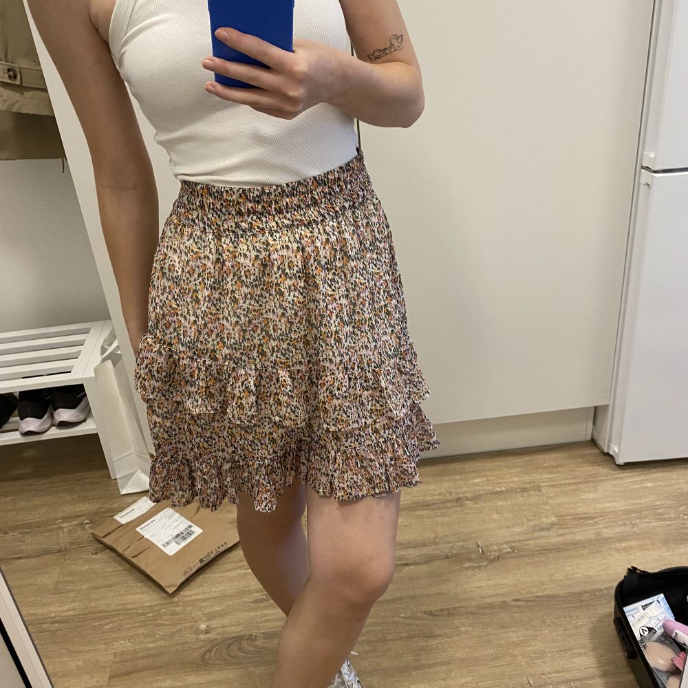 MultifärgadBlommig kjol med volanger | Plick Second Hand