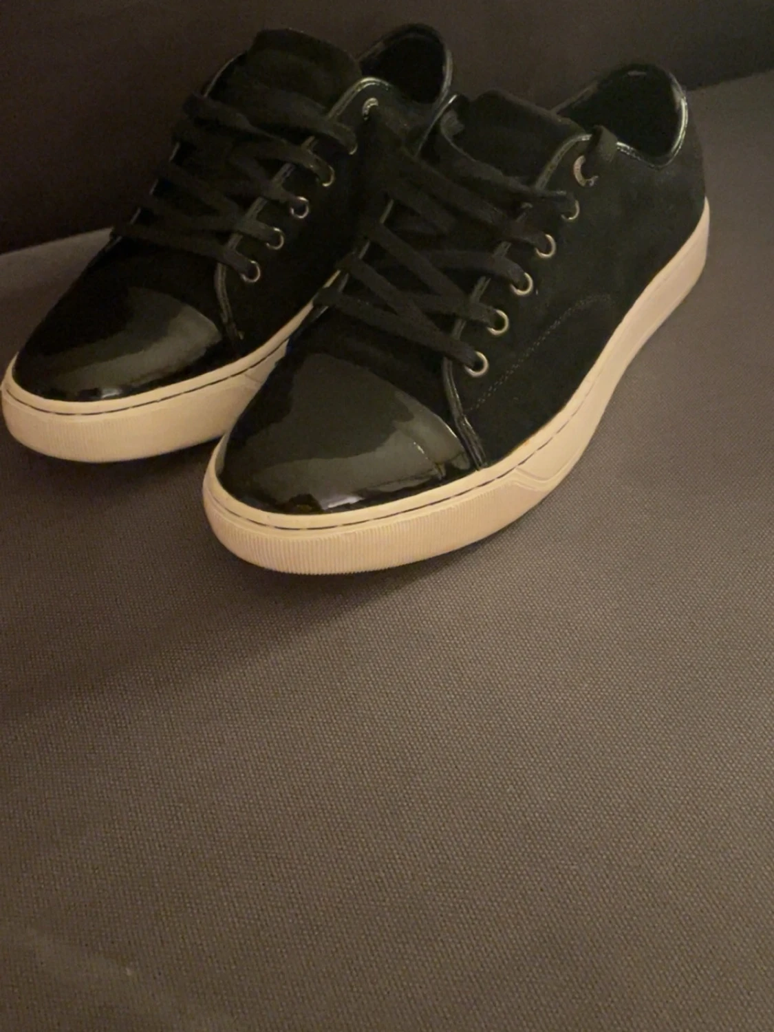 Svarta Sneakers Från Lanvin I Mocka Och Lack
