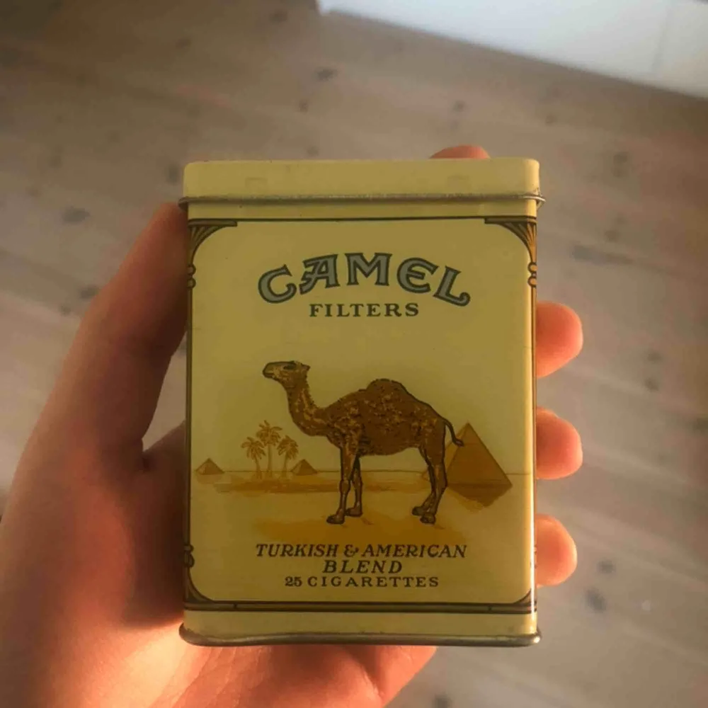 Cigarettfodral i plåt från Camel | Plick Second Hand